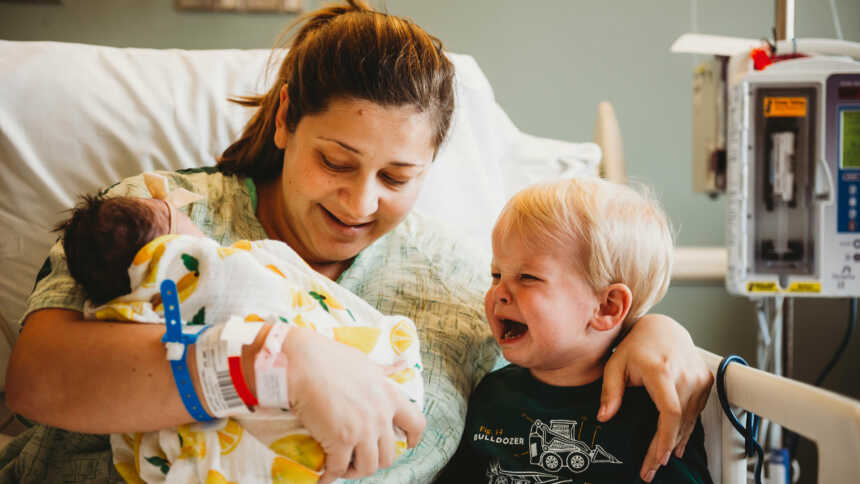 Emotional Moment Firstborn Meets Newborn Sister – Love What Matters