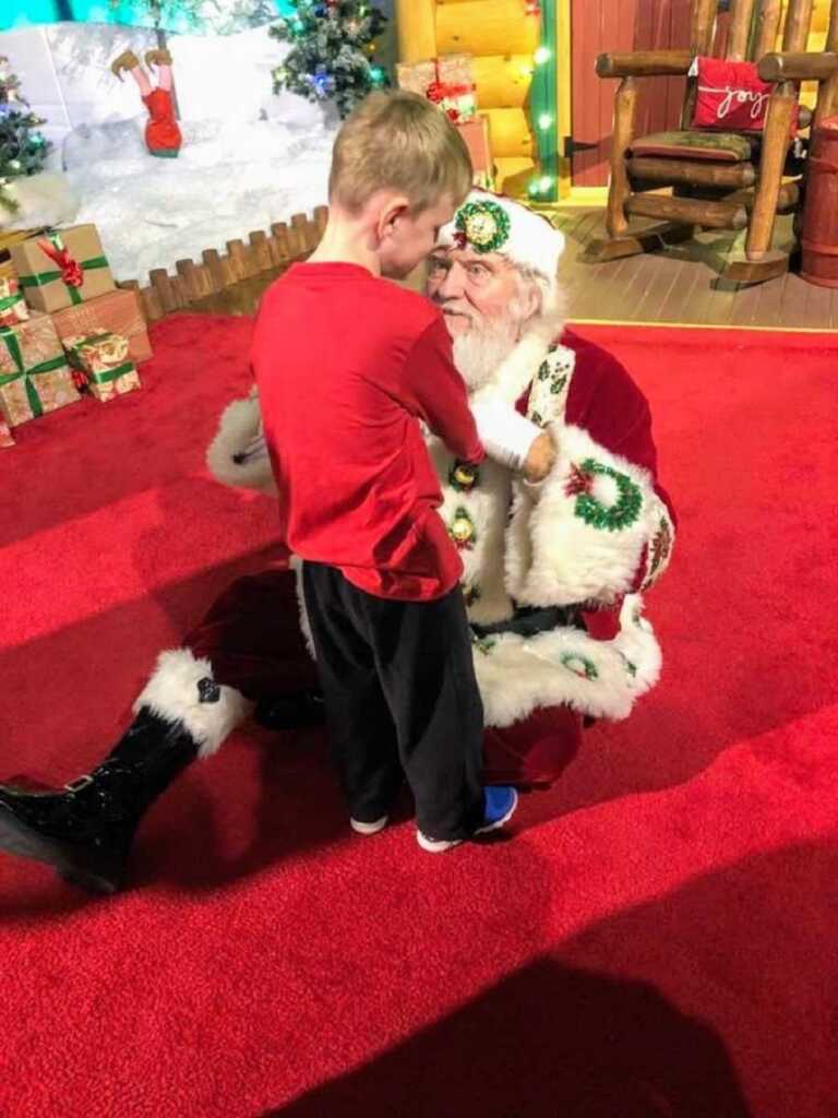 ‘Best Santa Ever’ Gives Blind, Autistic Boy Magical Holiday Experience ...