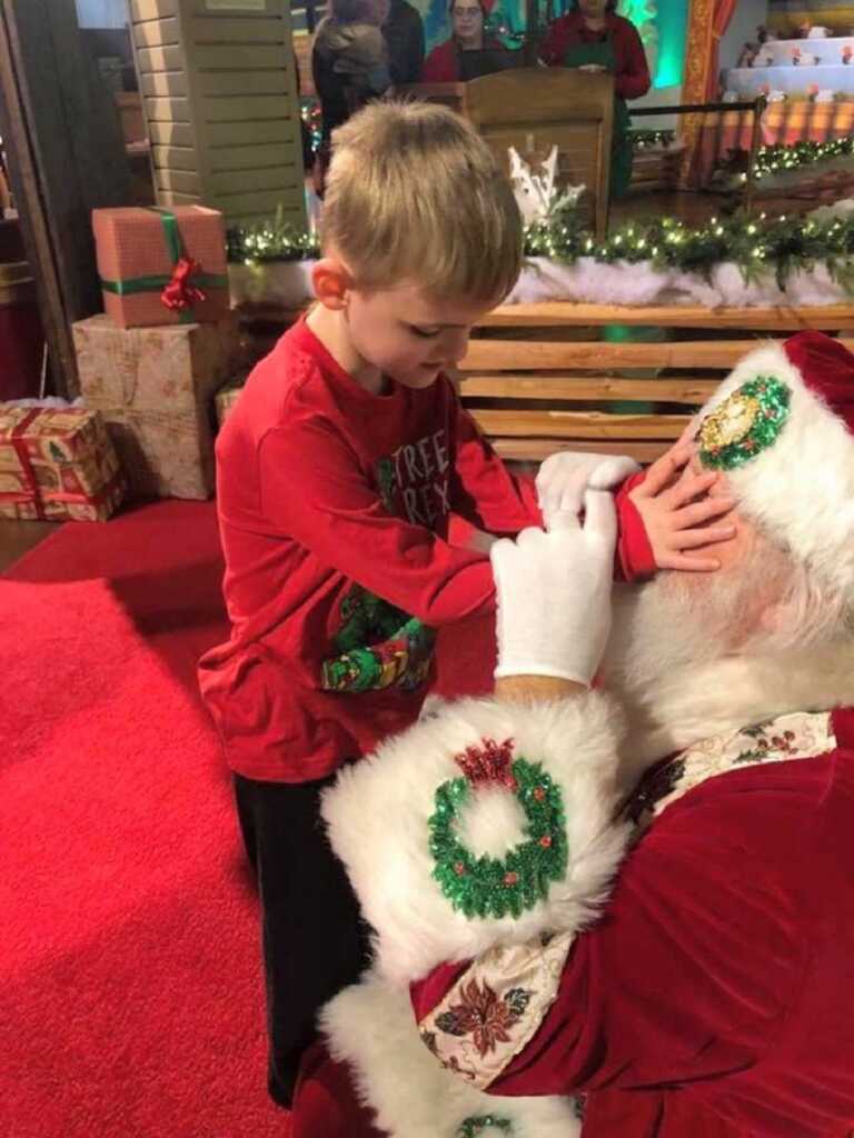 ‘Best Santa Ever’ Gives Blind, Autistic Boy Magical Holiday Experience ...