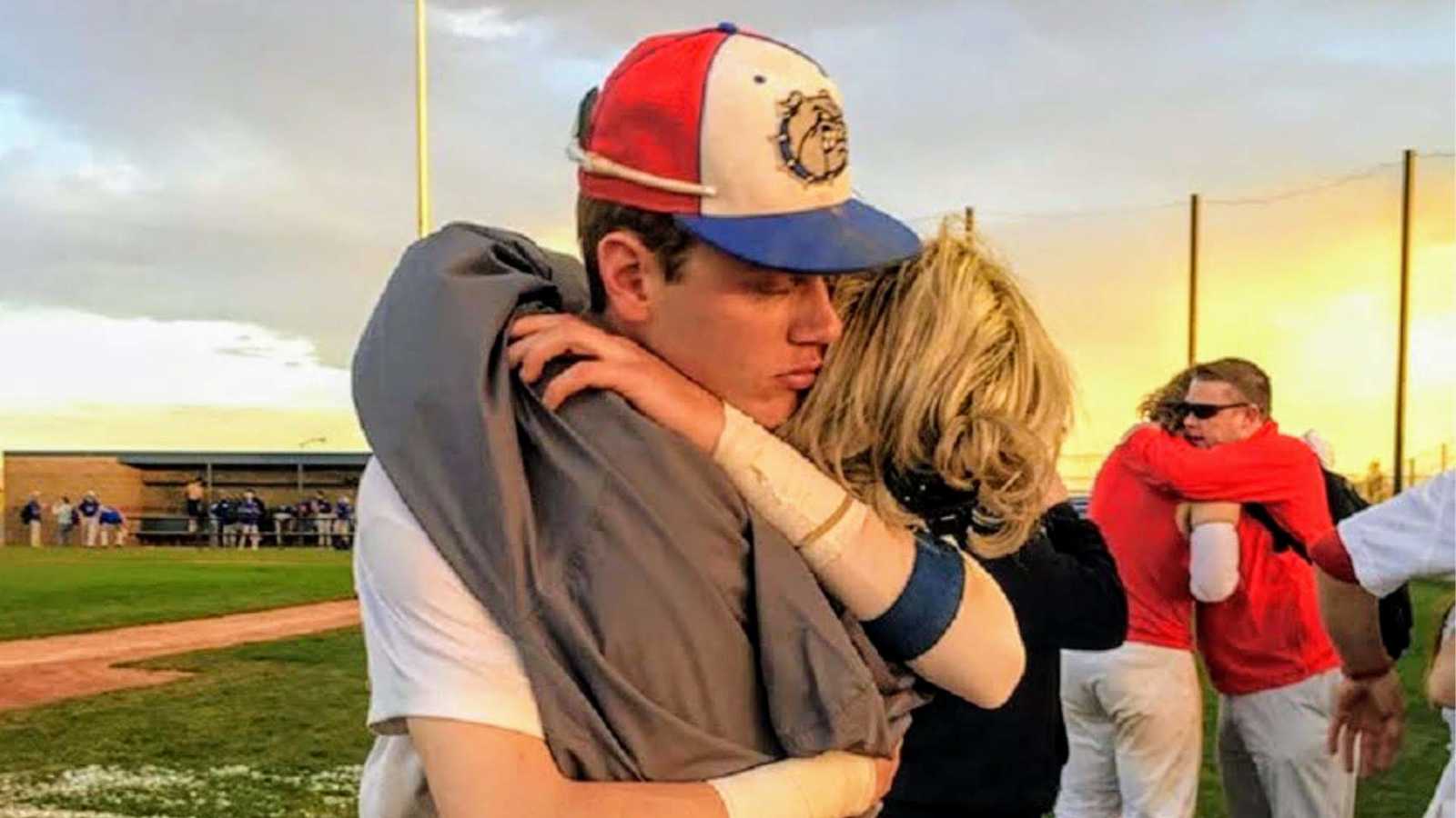 ‘I’d like to publicly apologize to our Red Robin hostess. She didn’t ...