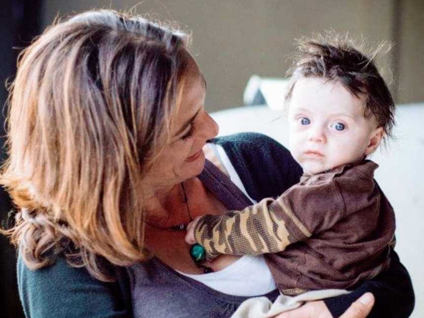 Kelly Clarkson’s Husband Secretly Walks On Stage, Takes Guitarist’s ...