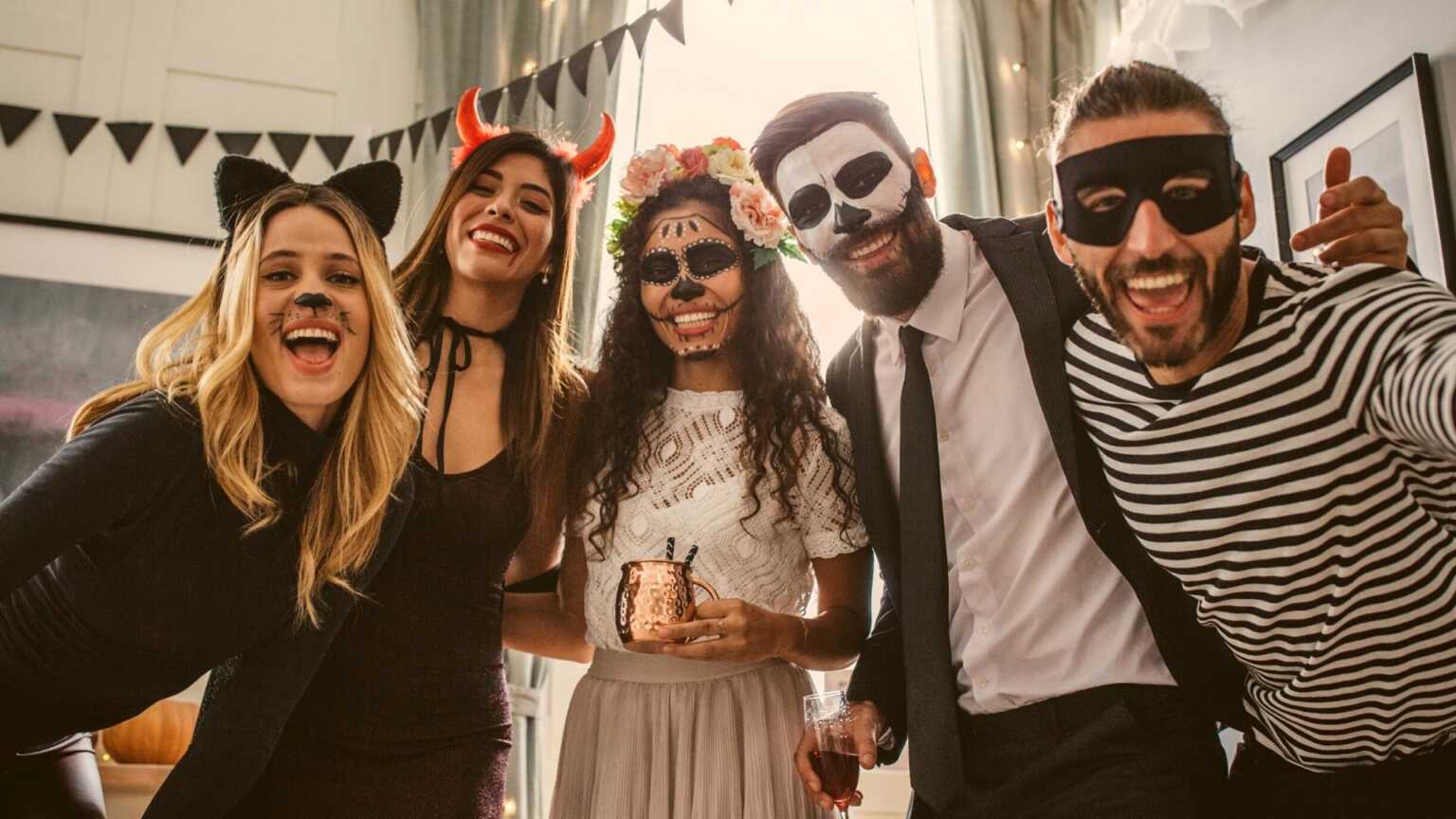 25 Halloween Party Decorations That Will Wow Your Guests – Love What ...